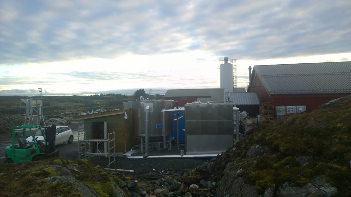 Smøla produserer 300.000 kWh per år med biogass fra fiskeslam | iLaks