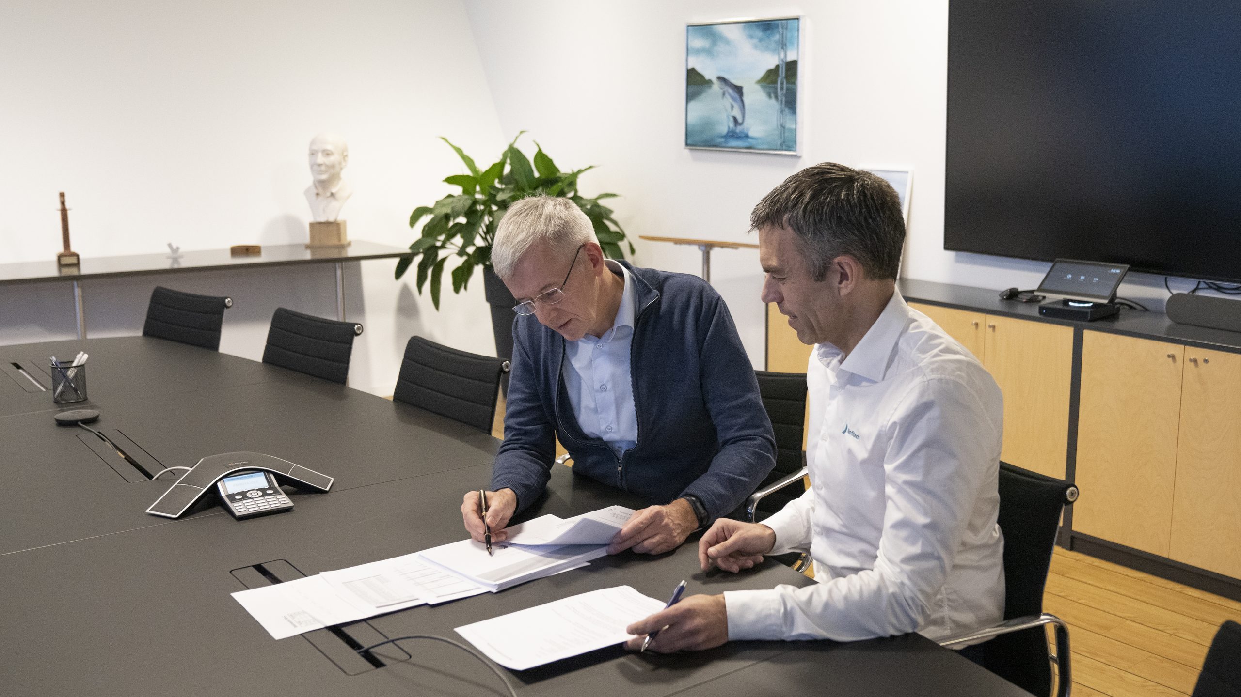 Bakkafrost-sjef Regin Jacobsen signerer avtalen sammen med Nofitechs ...