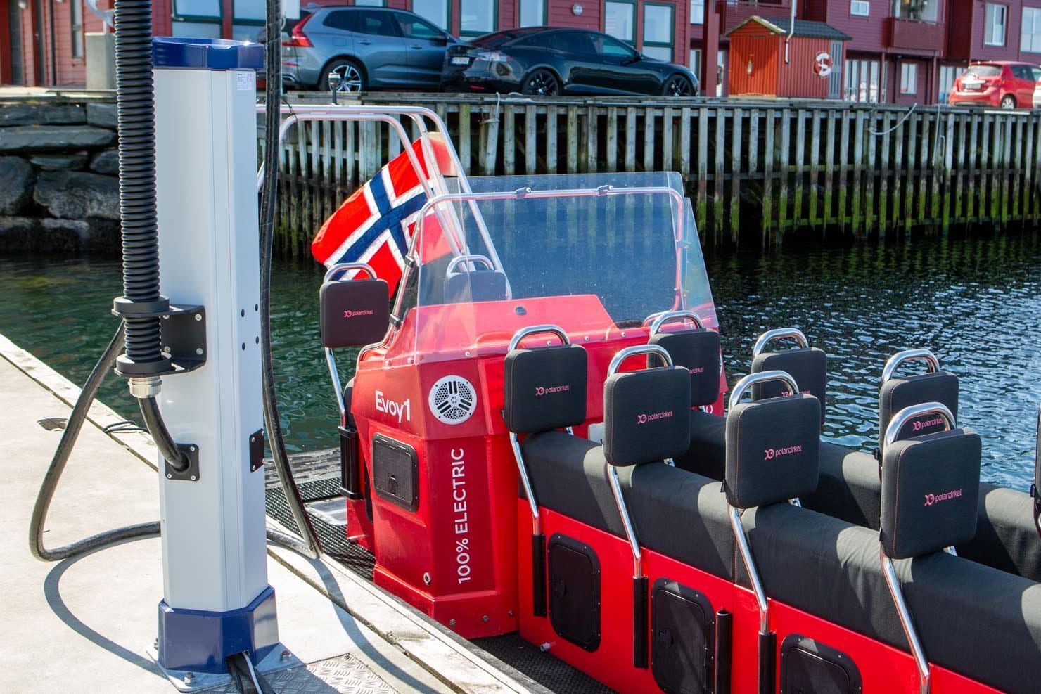 Elbåtladeren i Florø med elbåten Elida i bakgrunn | iLaks