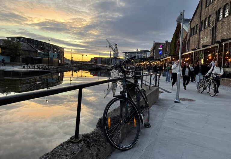 Det er feil at Aqua Nor skor seg og tjener penger på salg av hotellrom ...