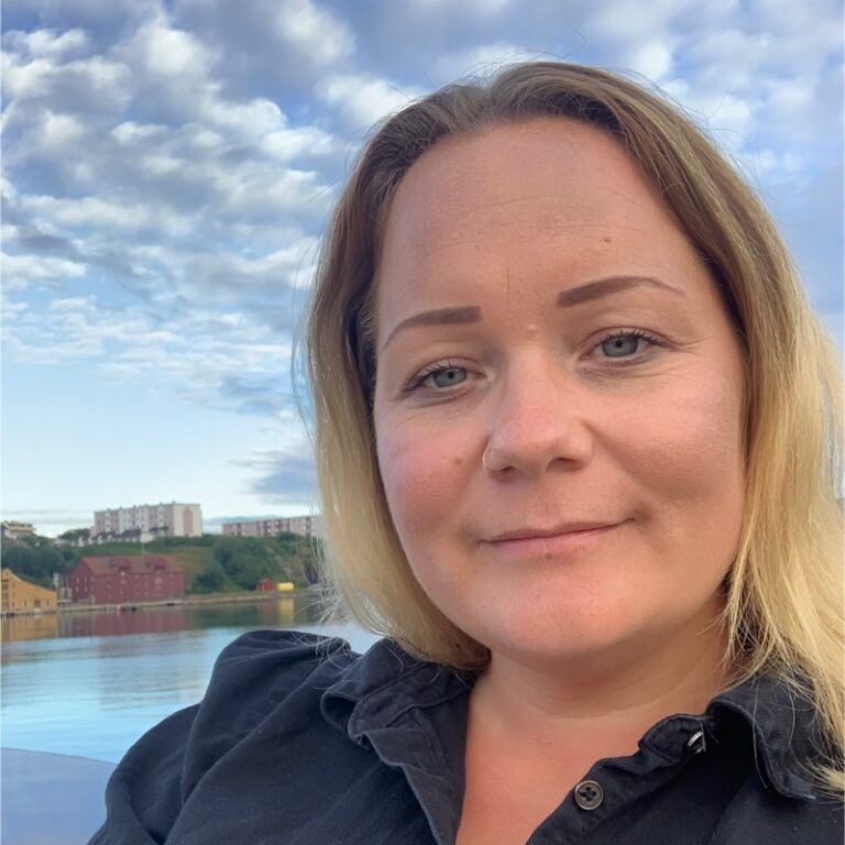 2.000 liter ensilasje havnet i sjøen ved fabrikken på Frøya: – Slangen ...