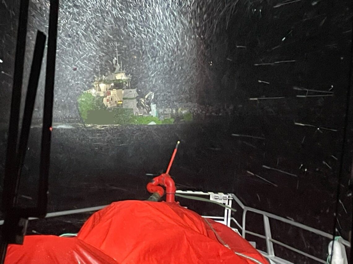 Været er for dårlig til å slepe havaristen “AQS Saga”, som har 20.000 ...